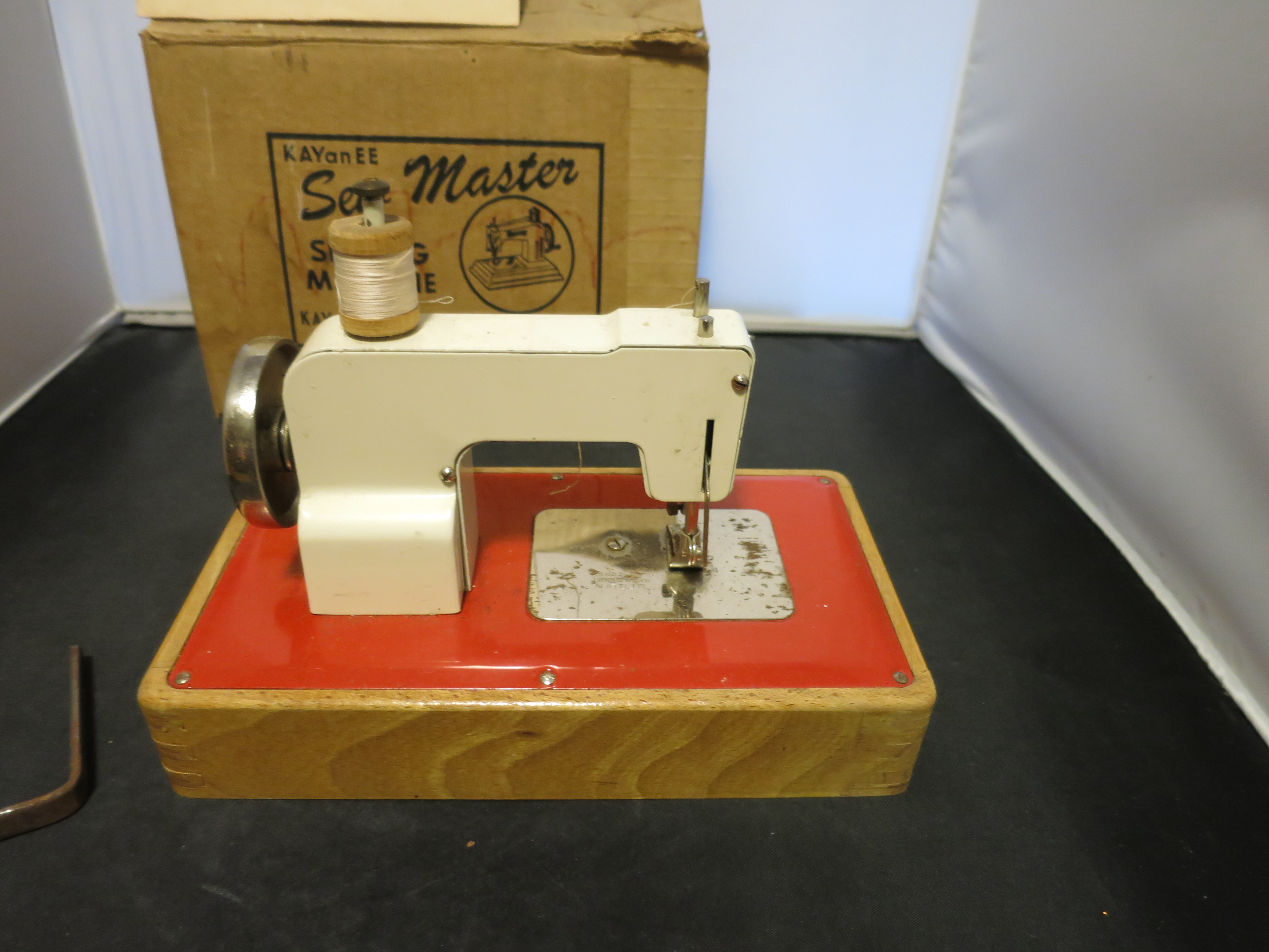 KAY an EE Sew Master Sewing Machine | TIAS — The Internet Antique Shop