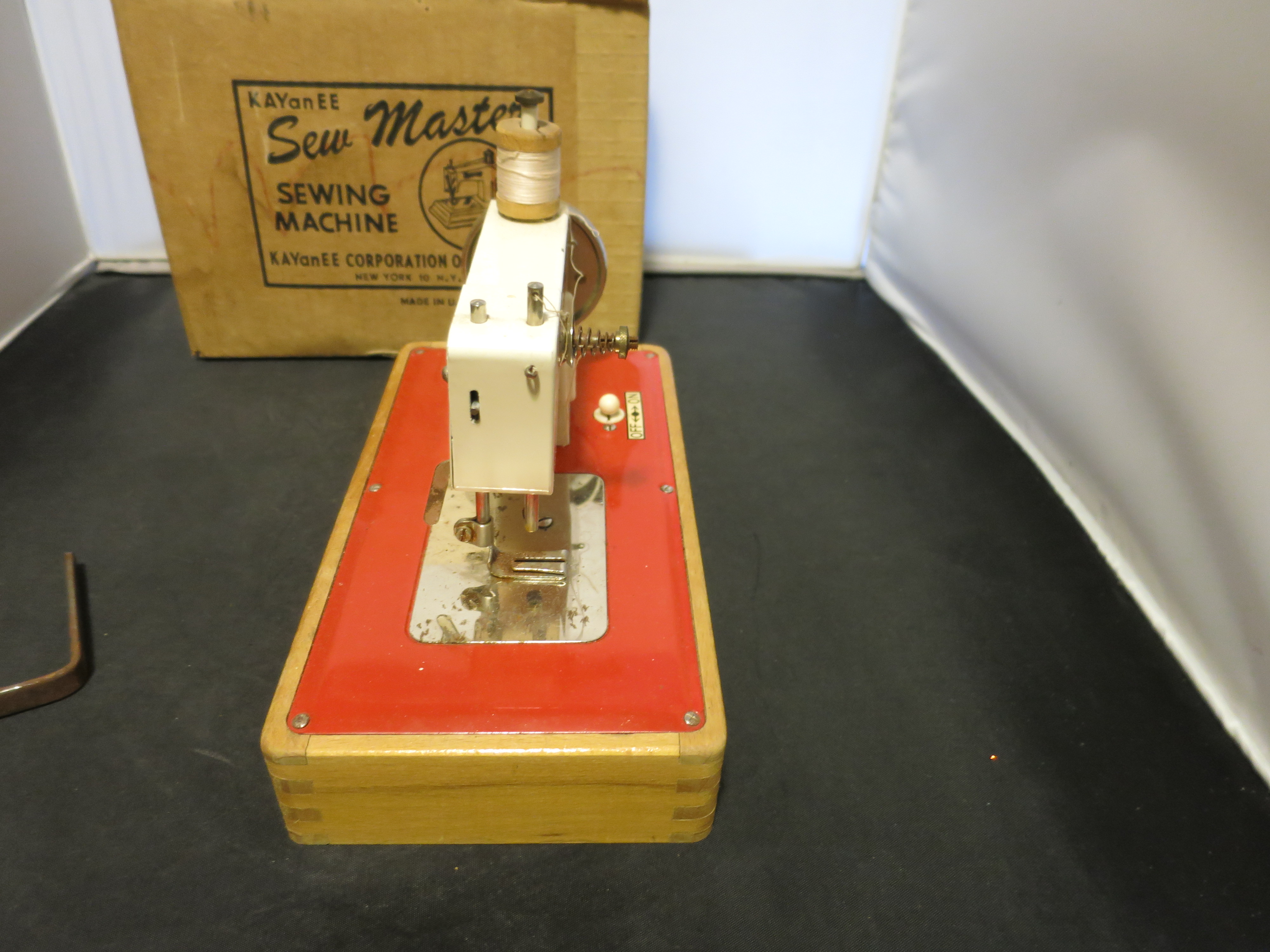 KAY an EE Sew Master Sewing Machine | TIAS — The Internet Antique Shop